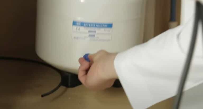 How to Pressurize a Reverse Osmosis Tank (6 Easy Steps)